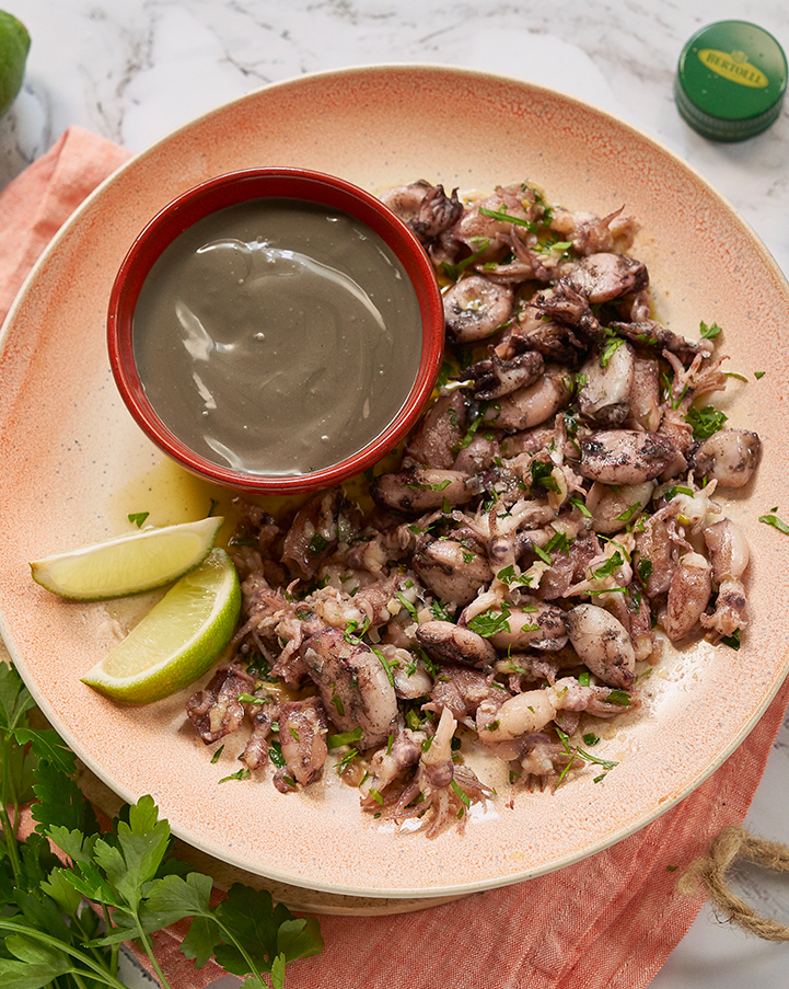 Gegrilde baby inktvis met inktmayonaise | BERTOLLI Olijfolie